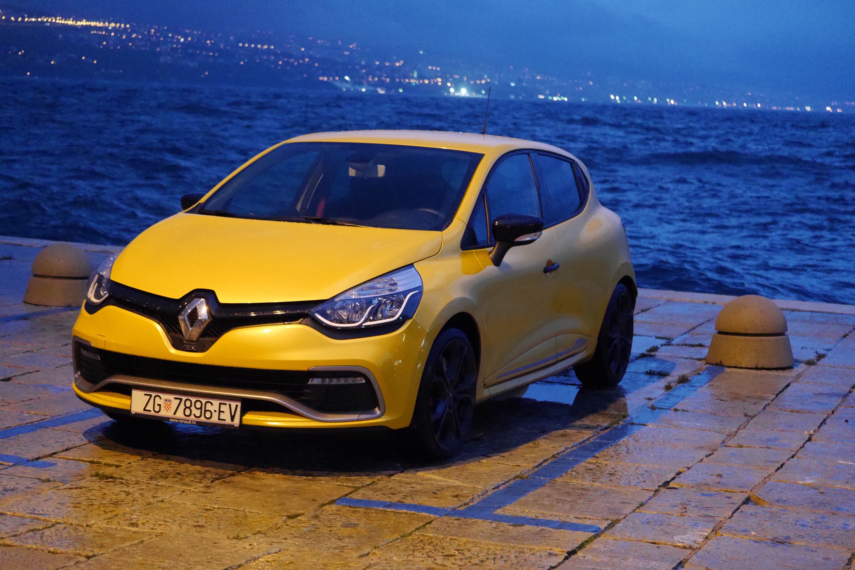 FOTO: Renault Clio RS 1.6T 200 EDC TEST / Multimedija / Vidiauto - Vidiauto